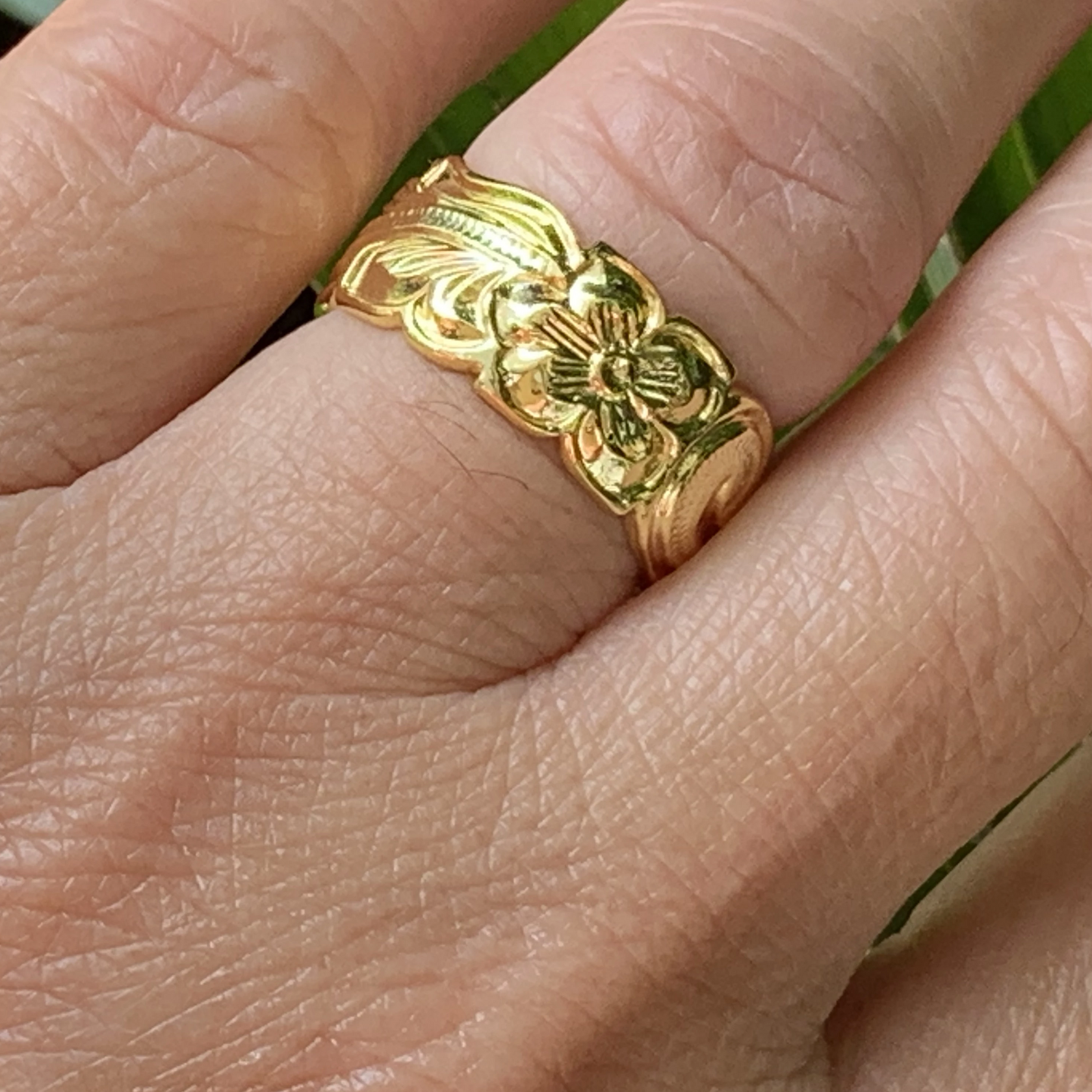 An affordable Hawaii wedding band in our 8MM Hawaiian Scroll design ...